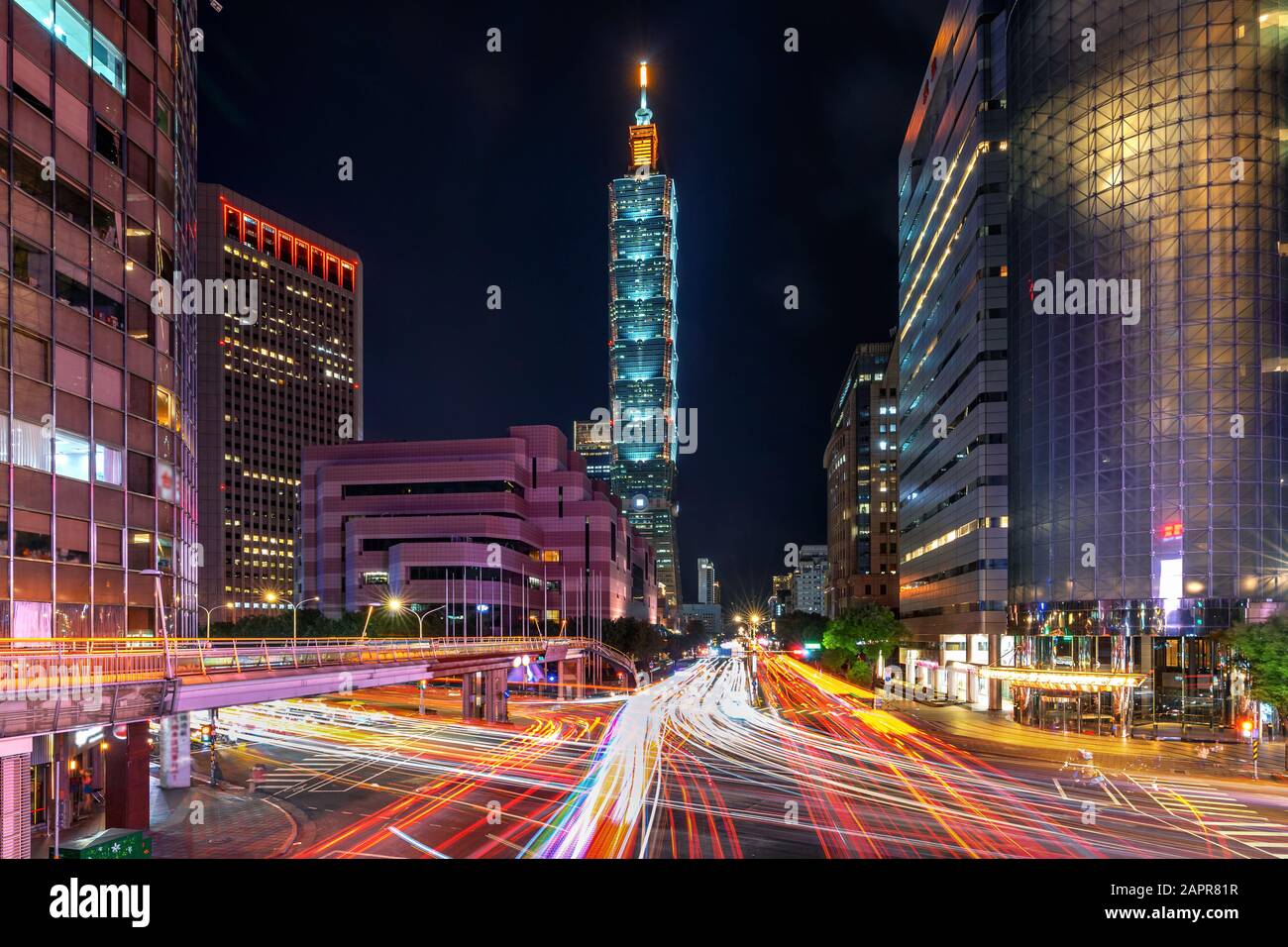 Feu de circulation d'intersection de quartier d'affaires Banque de ...