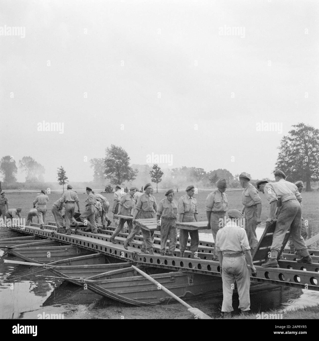 Reportage militaire un exercice militaire. Une rivière doit être ...