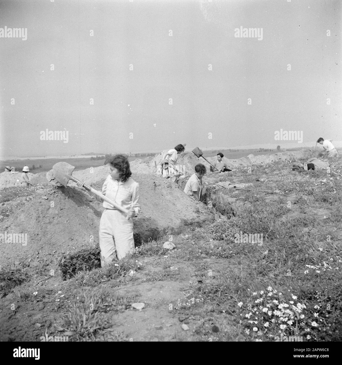 Israël 1948-1949: Construction d'un nouveau kibboutz enfants de la mère ...