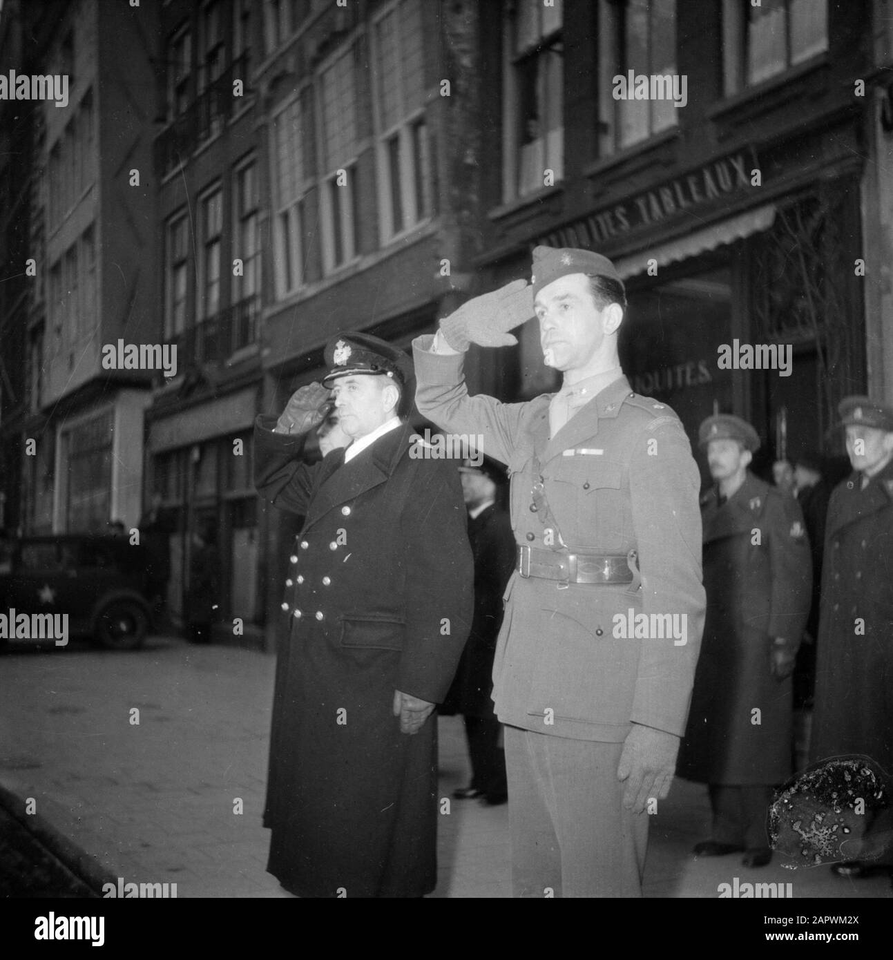 Rapport militaire hommage militaire Annotation: L'officier de droite a ...