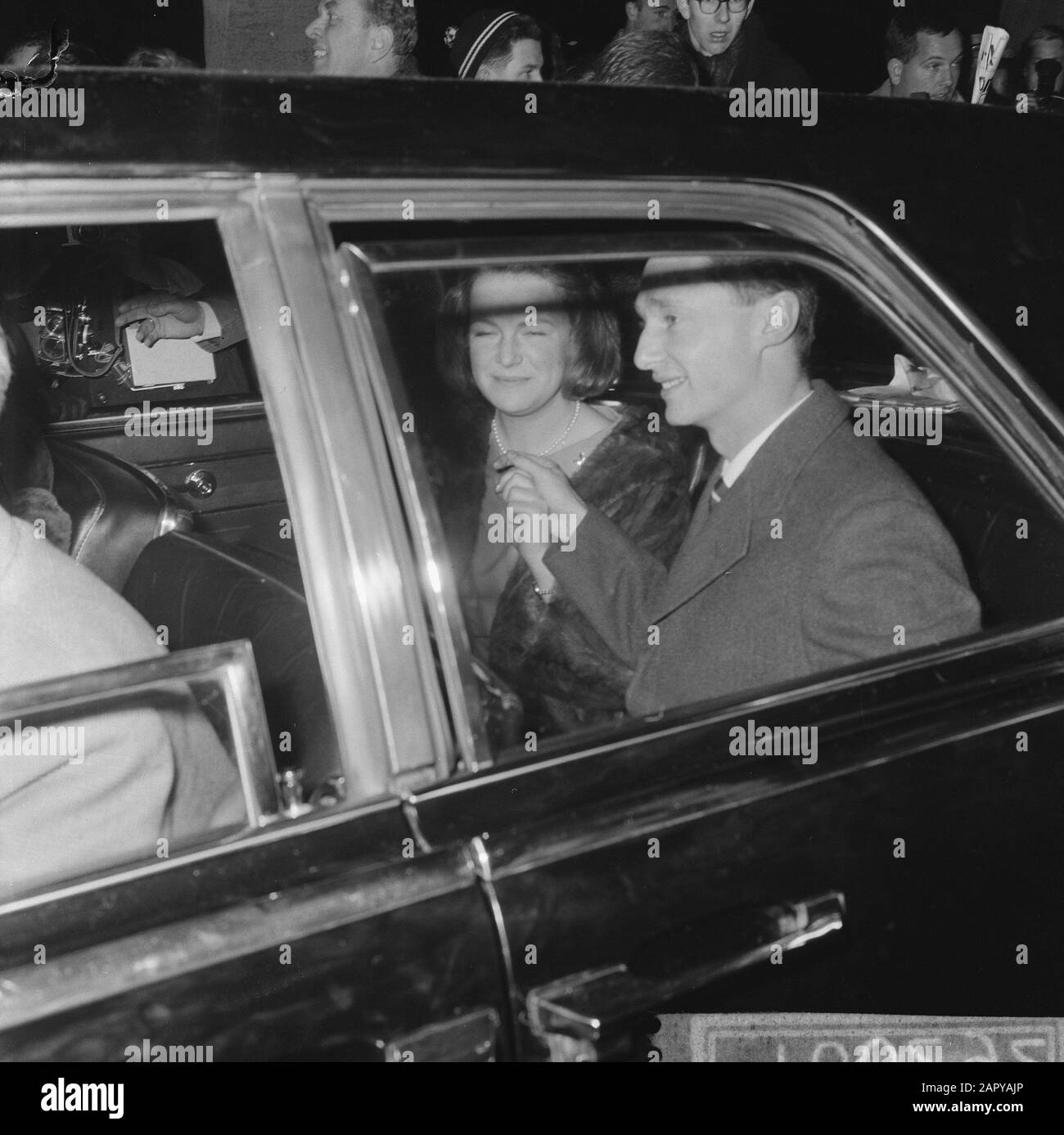 La princesse Irene et le prince Don Carlos au Palais Soestdijk la main ...