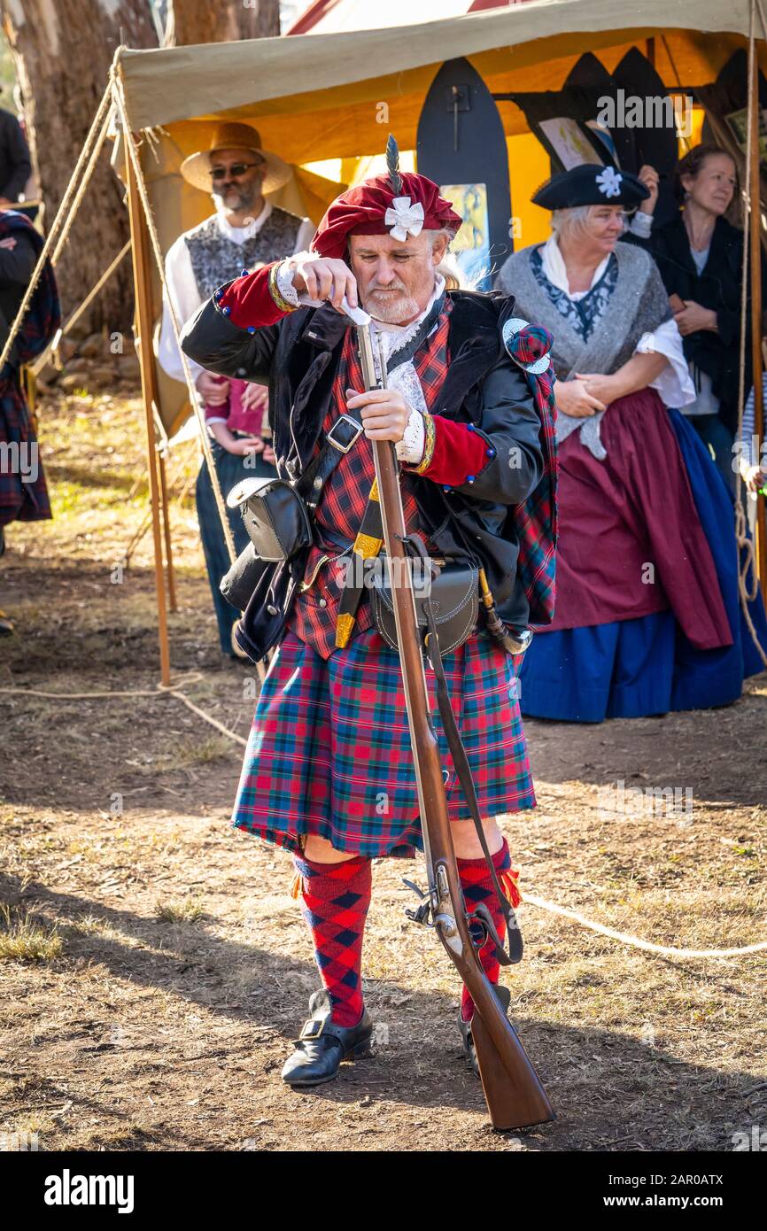 Membre du groupe Scottish Living History dans la robe traditionnelle ...