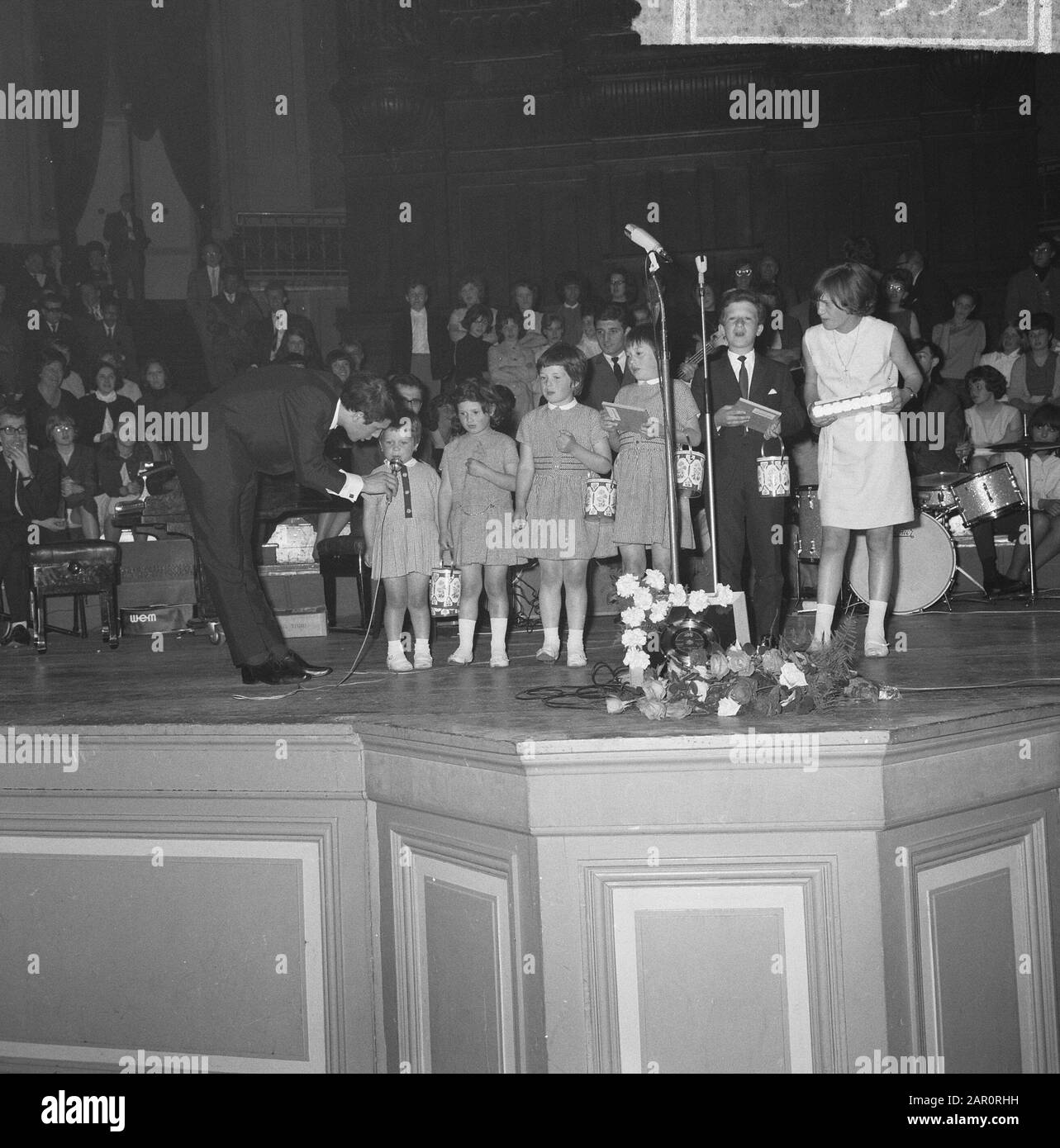 Adamo singer Banque d'images noir et blanc - Page 2 - Alamy