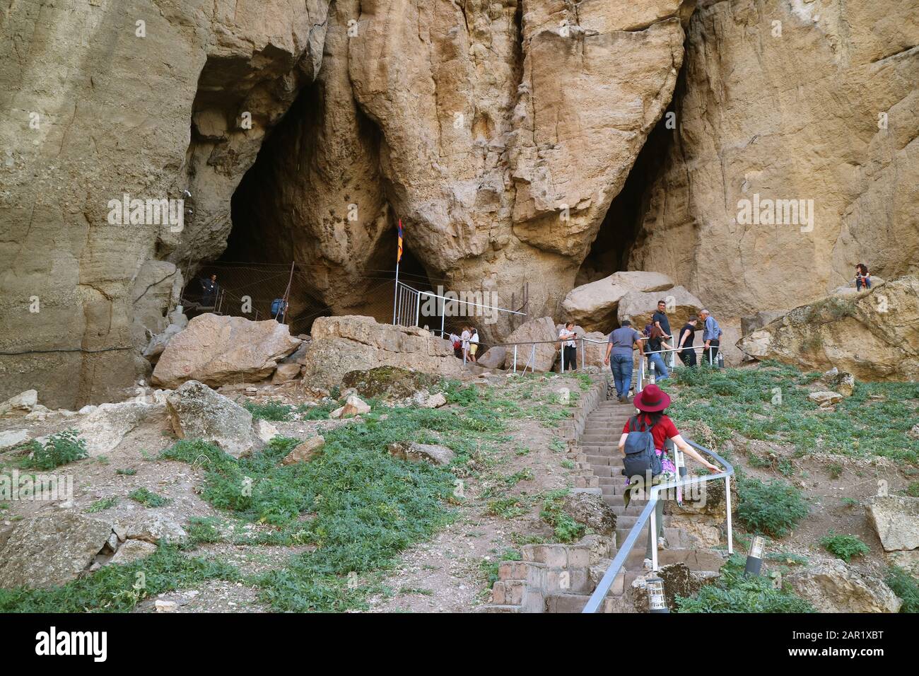 Entrée à la grotte d'Areni-1, une cave de vinification de 6100 ans ...