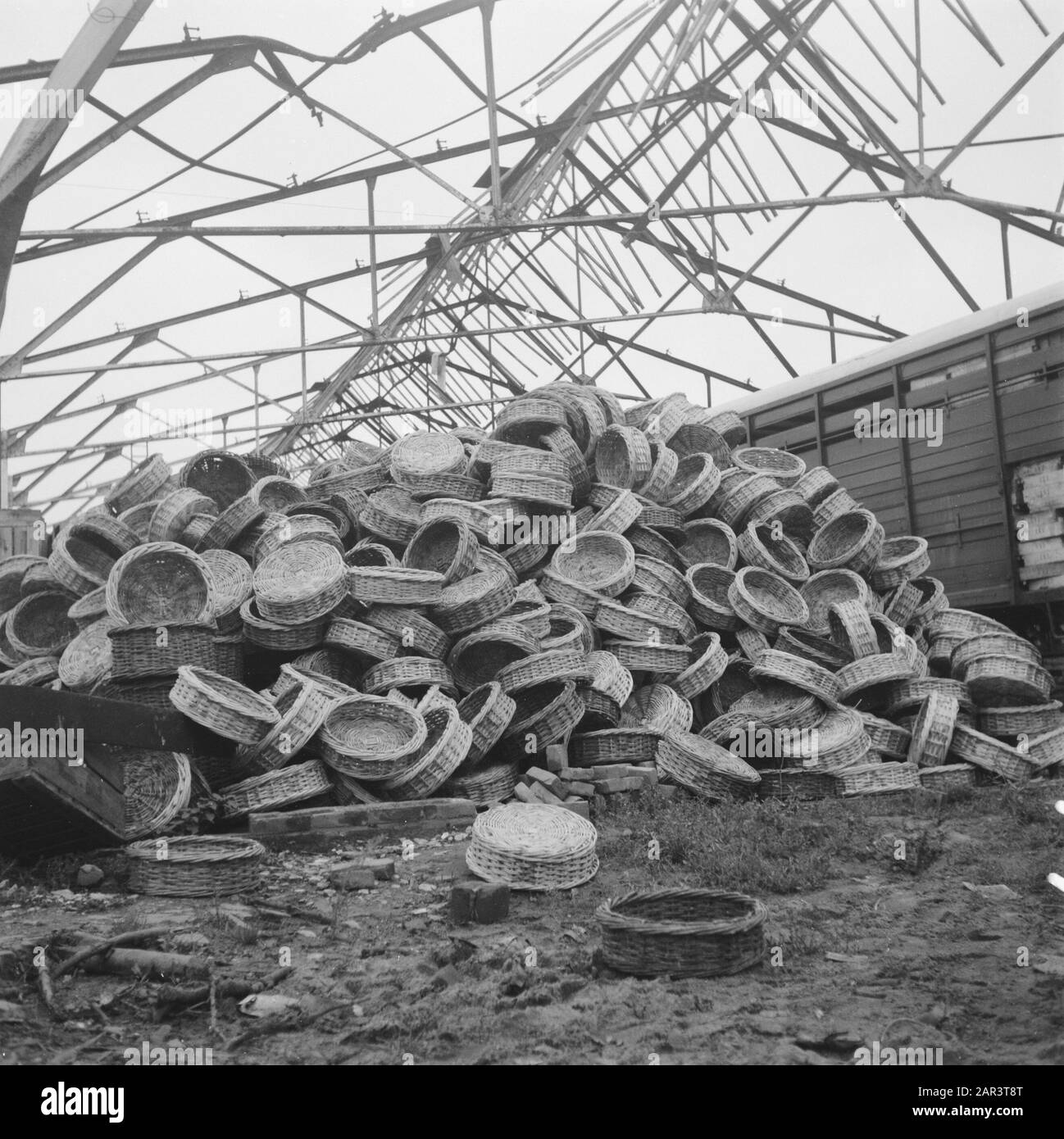 Construction de paniers en osier Banque de photographies et d’images à ...