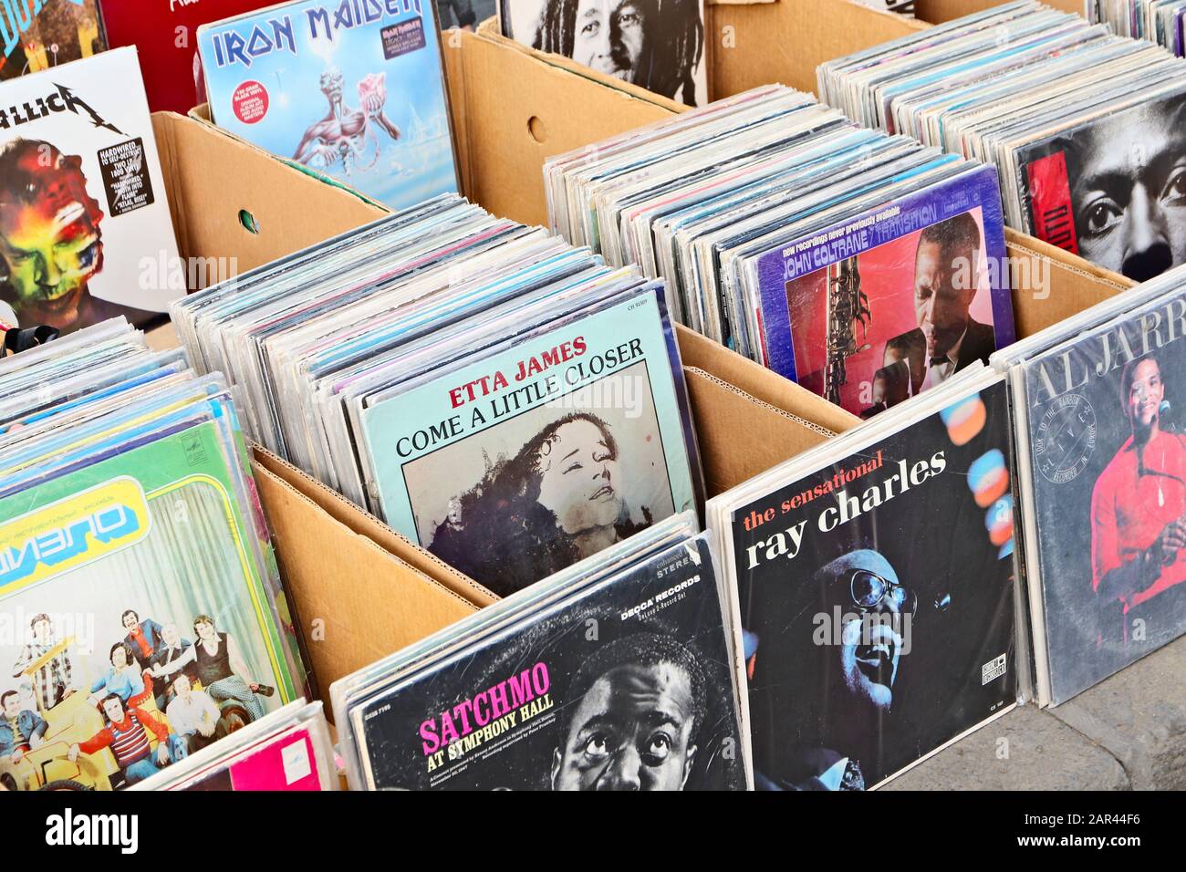 Vintage store display of vinyl records Banque de photographies et d ...