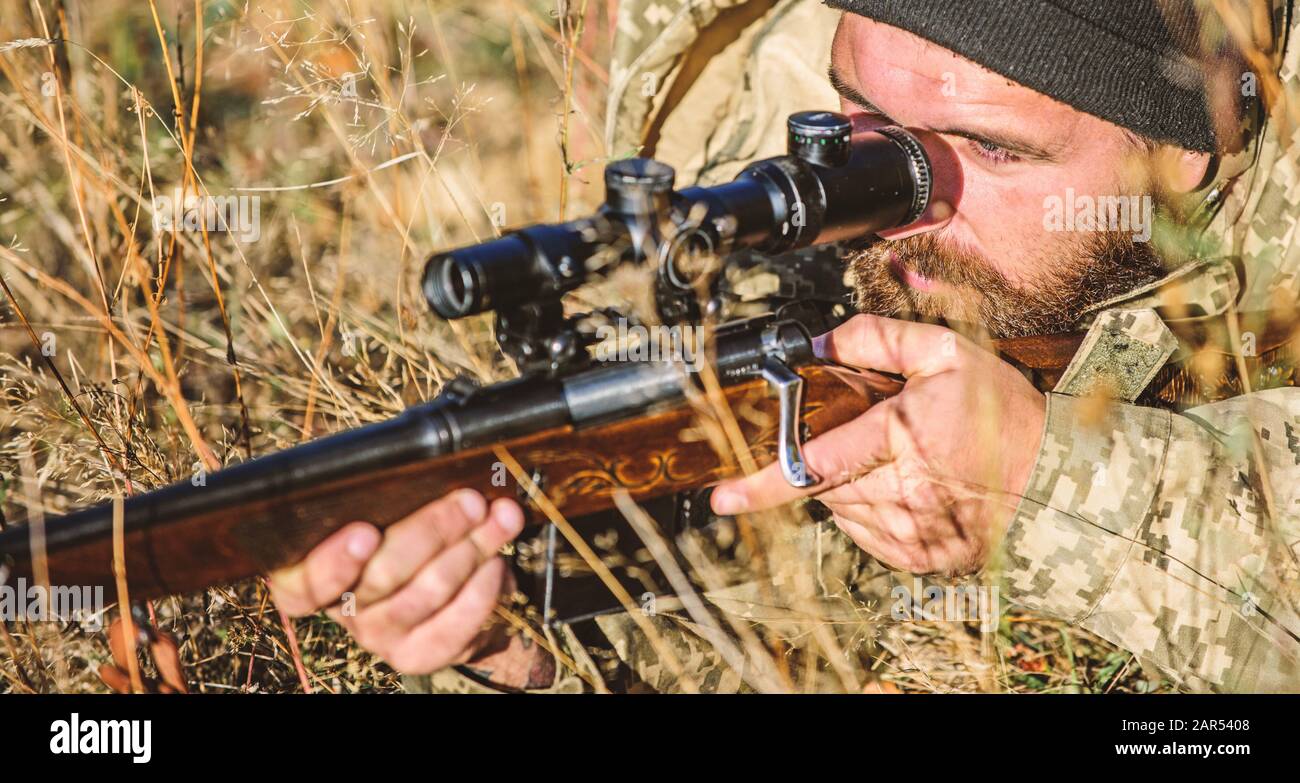 Man hunter avec canon de fusil. Boot Camp. Homme barbu Hunter. Les ...