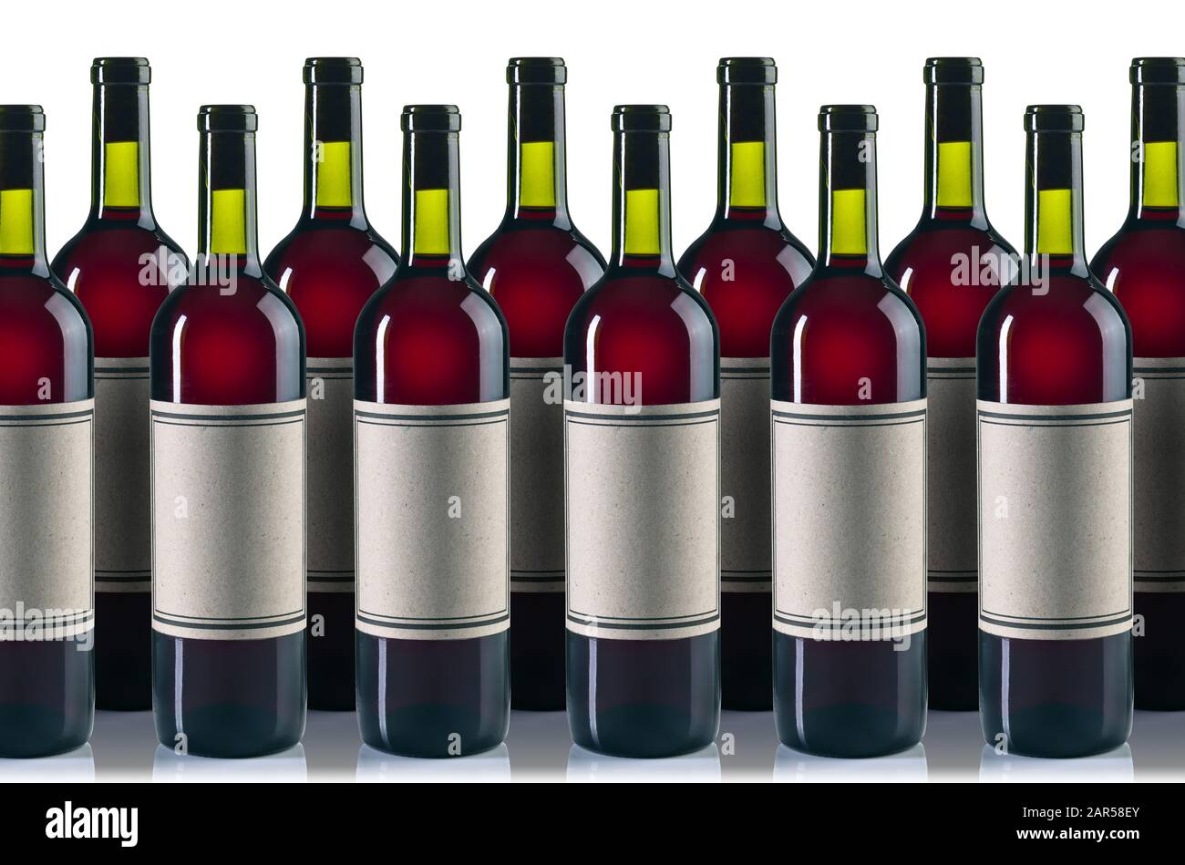 Bouteilles de vin rouge avec ancienne étiquette en papier. Espace libre ...