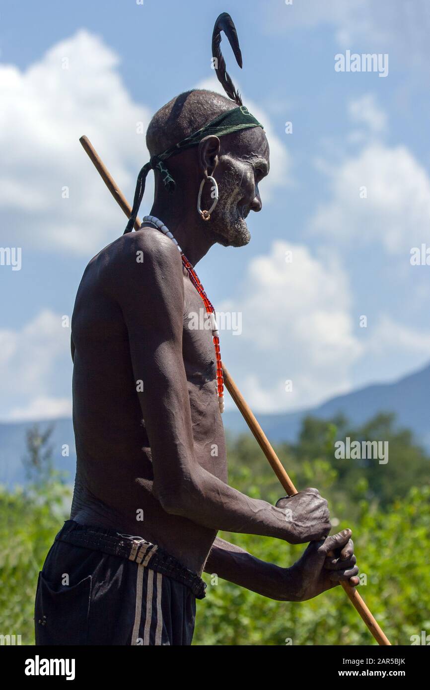 Man mursi tribe scarification omo Banque de photographies et d’images à ...