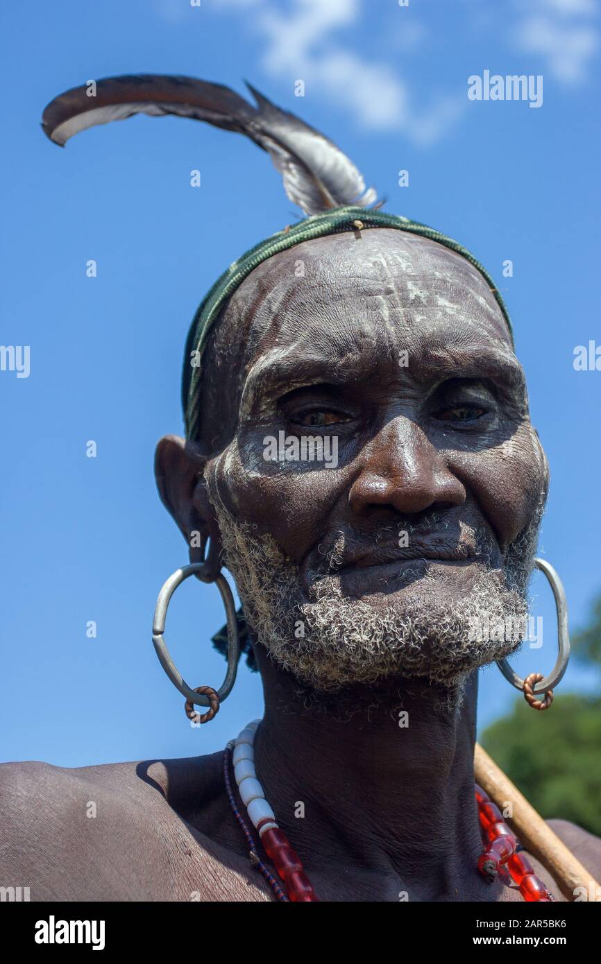 Man mursi tribe scarification omo Banque de photographies et d’images à ...