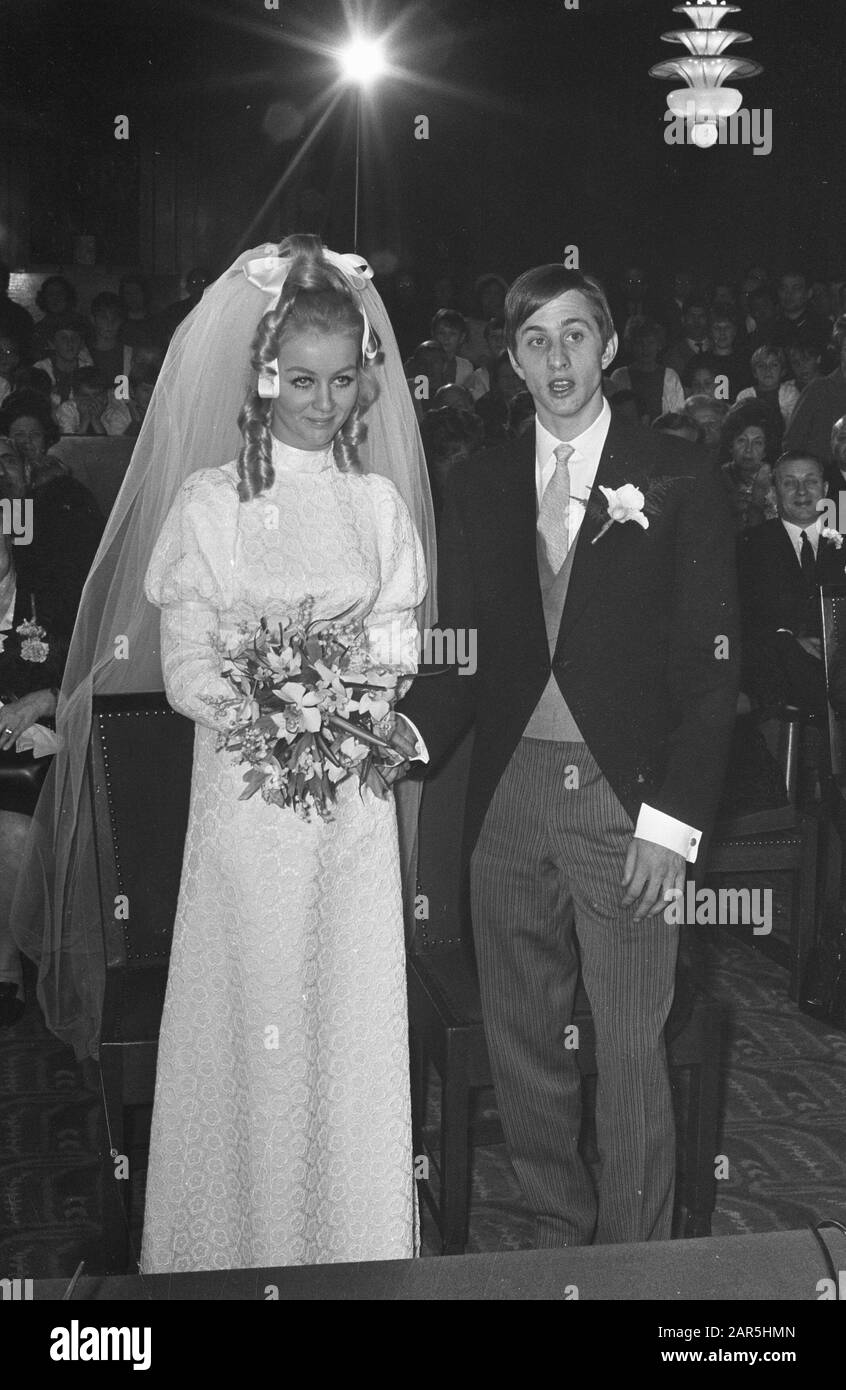 Johan Cruijff marié à Danny Coster couple de mariage dans la salle de ...