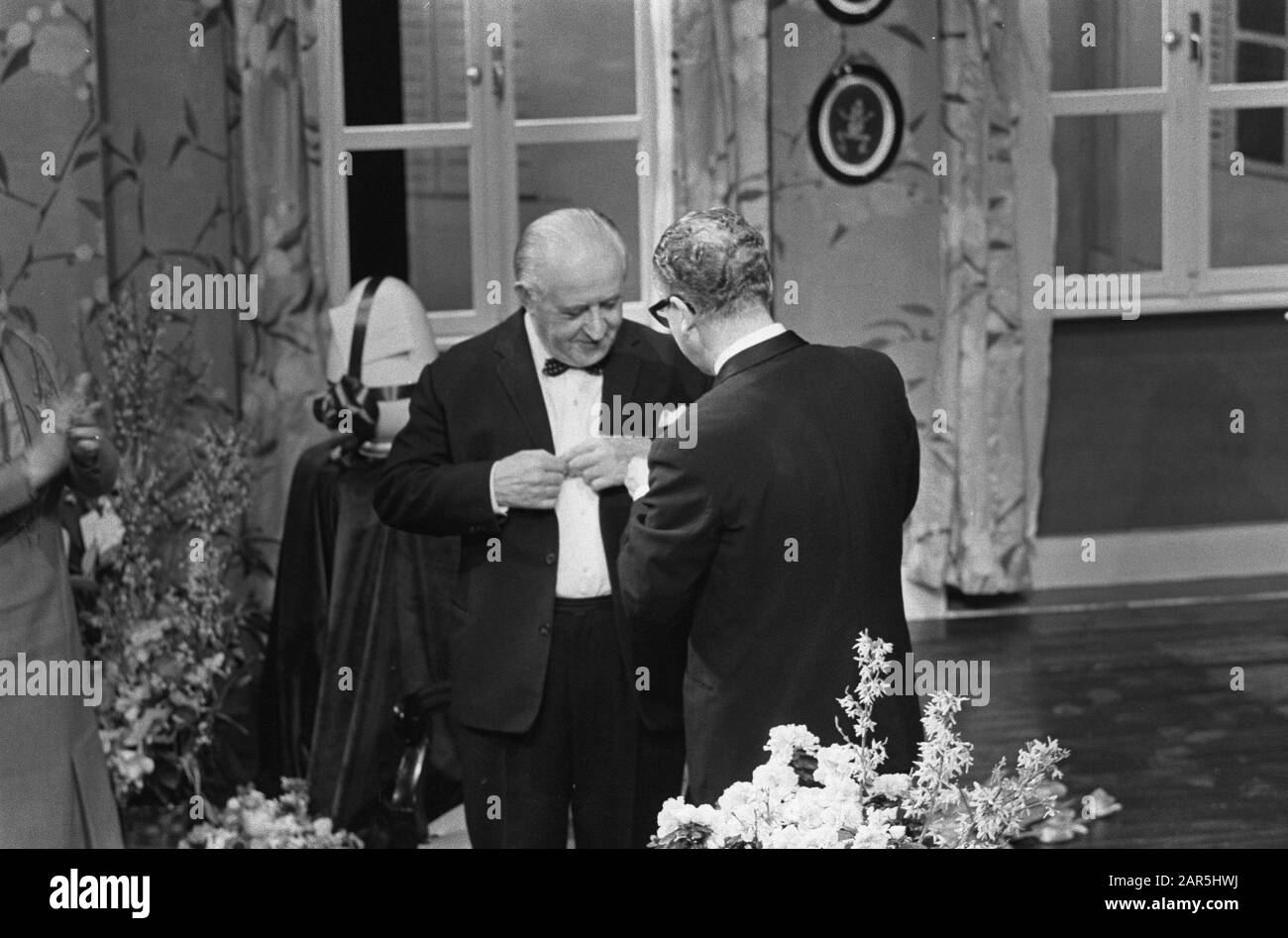 Johan Card 50 ans de scène, des mains du ministre Vrolijk reçoit aux ...