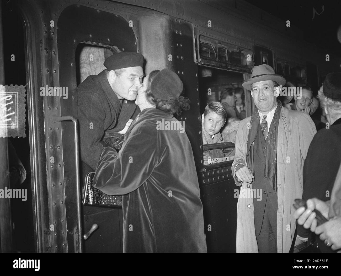 Femme dit au revoir Banque d'images noir et blanc - Alamy Femme dit au revoir Banque d'images noir et blanc - Alamy