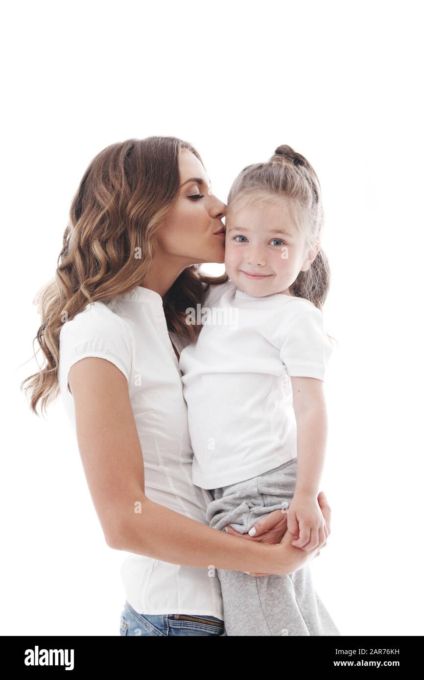 Mère embrasse sa fille Banque de photographies et d’images à haute résolution - Alamy