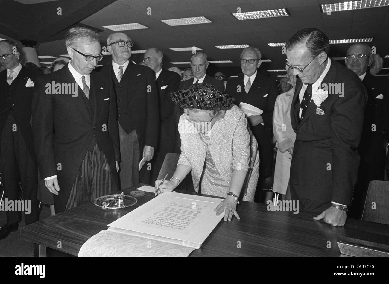 Certificat de signature de la reine juliana Banque de photographies et ...