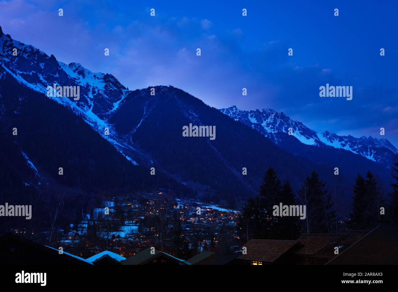 Chamonix village valley night in Banque de photographies et d’images à ...
