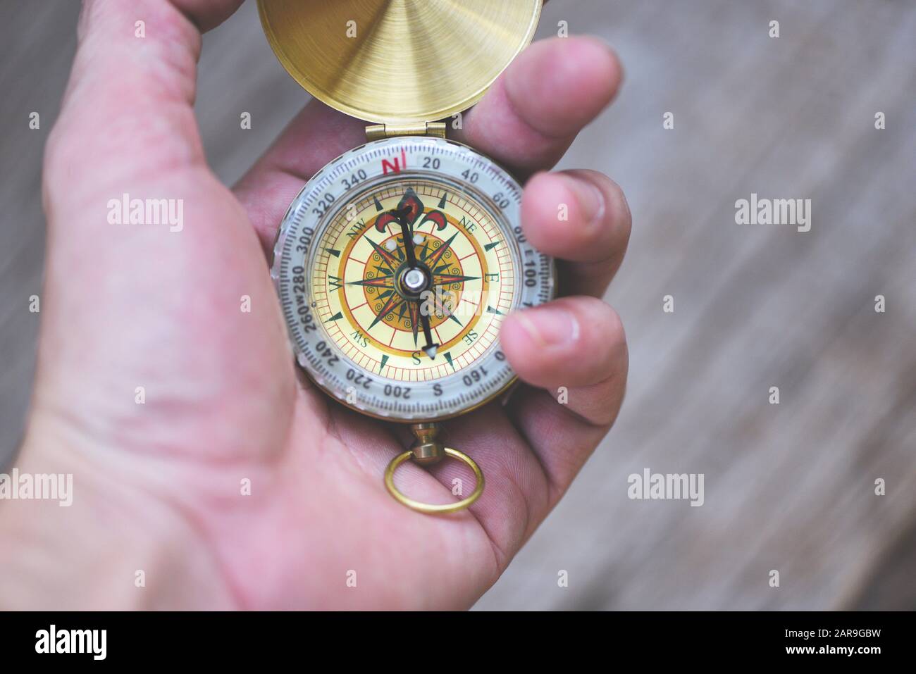 Boussole de navigation voyage et concept touristique / Man explorer ...