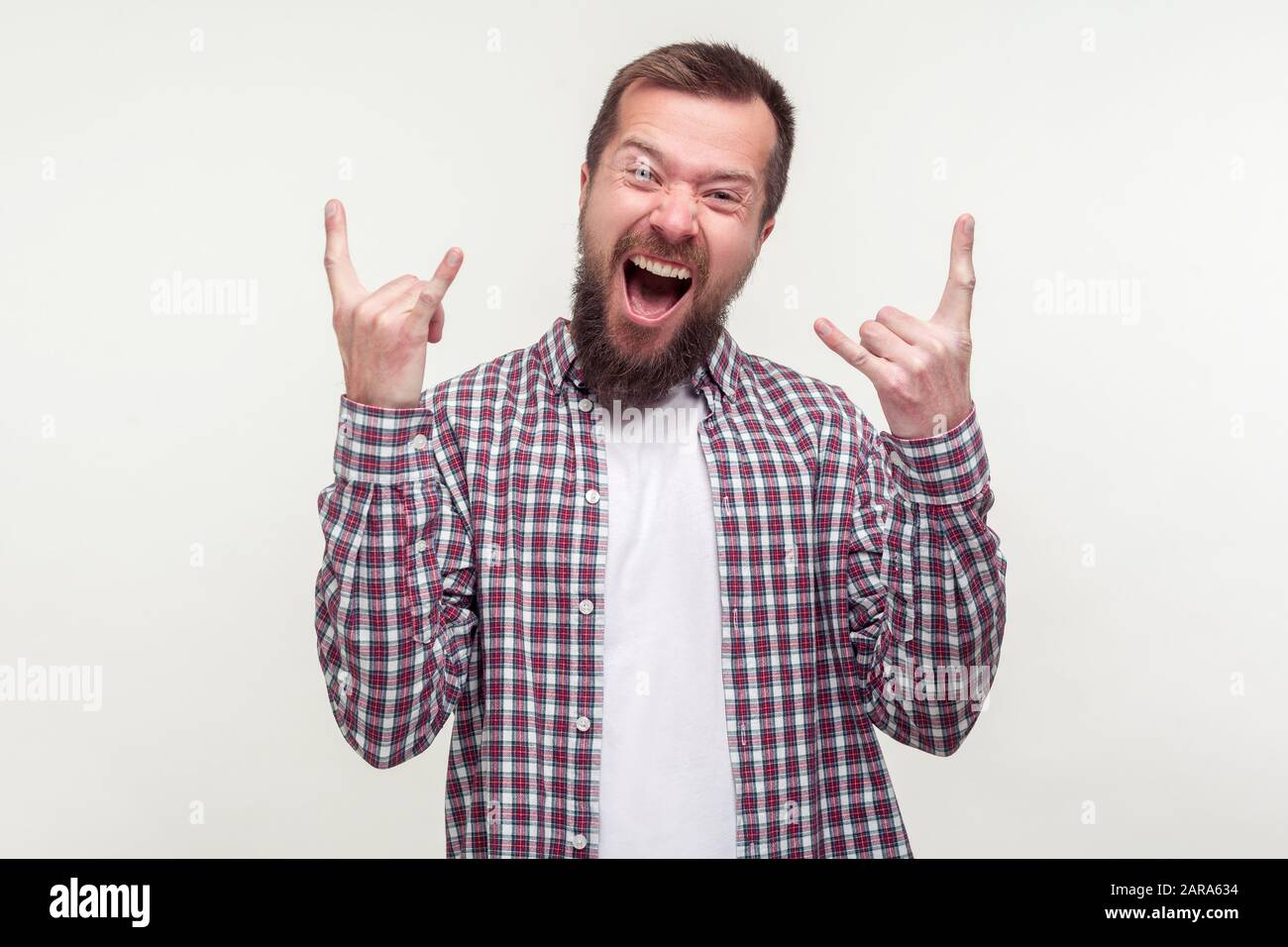 Portrait d'un homme fou et joyeux barbu dans un maillot de plaid ...