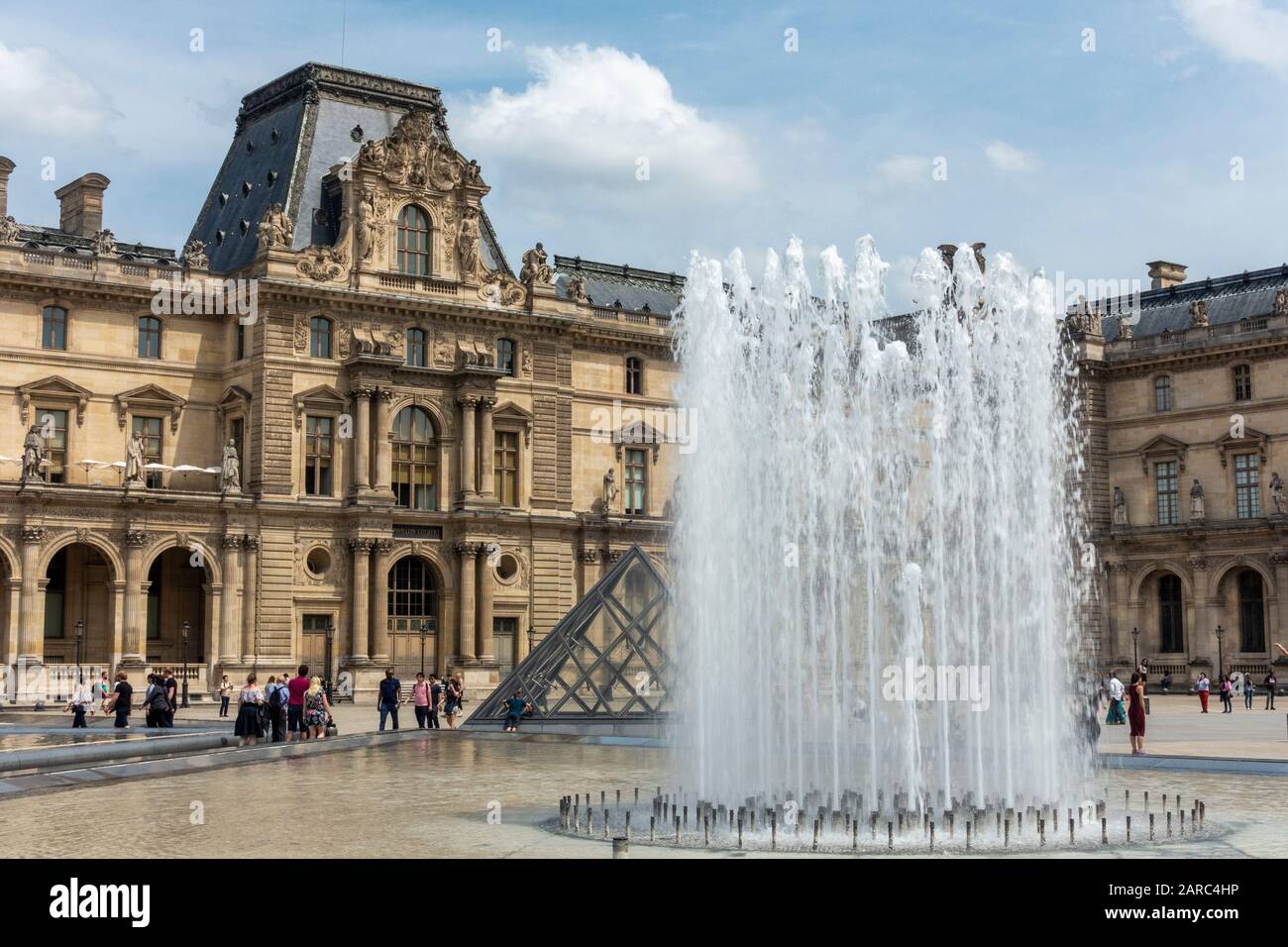 Cour du louvre Banque de photographies et d’images à haute résolution ...