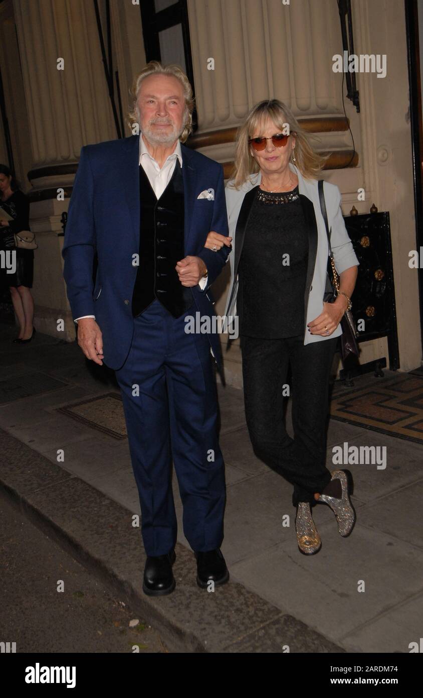 L'acteur Leigh Lawson Banque d'image et photos - Alamy