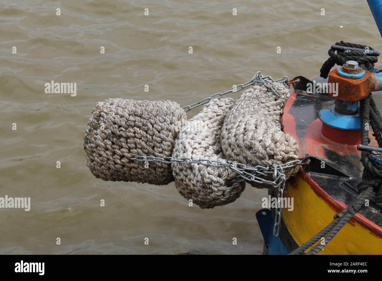 Corde de ligne sur un bateau étroit Banque de photographies et d’images ...