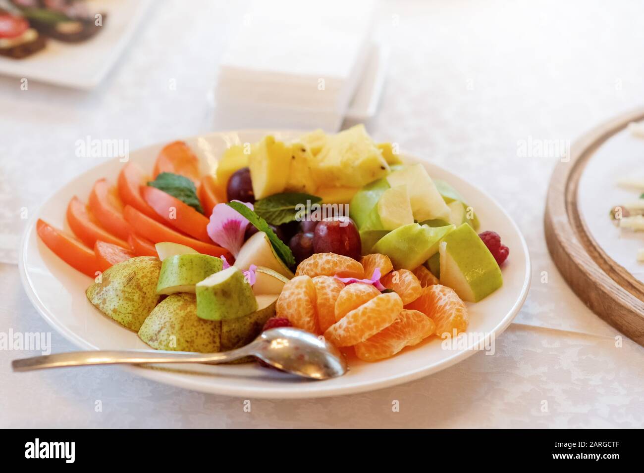 Une assiette de fruits frais sur la table du dîner. Cuisine utile et ...