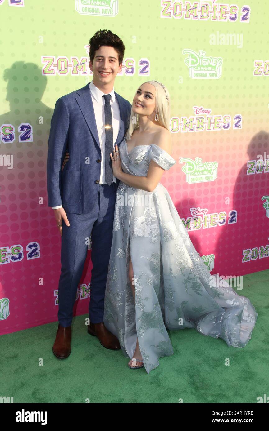 Milo manheim et meg donnelly Banque de photographies et d’images à ...