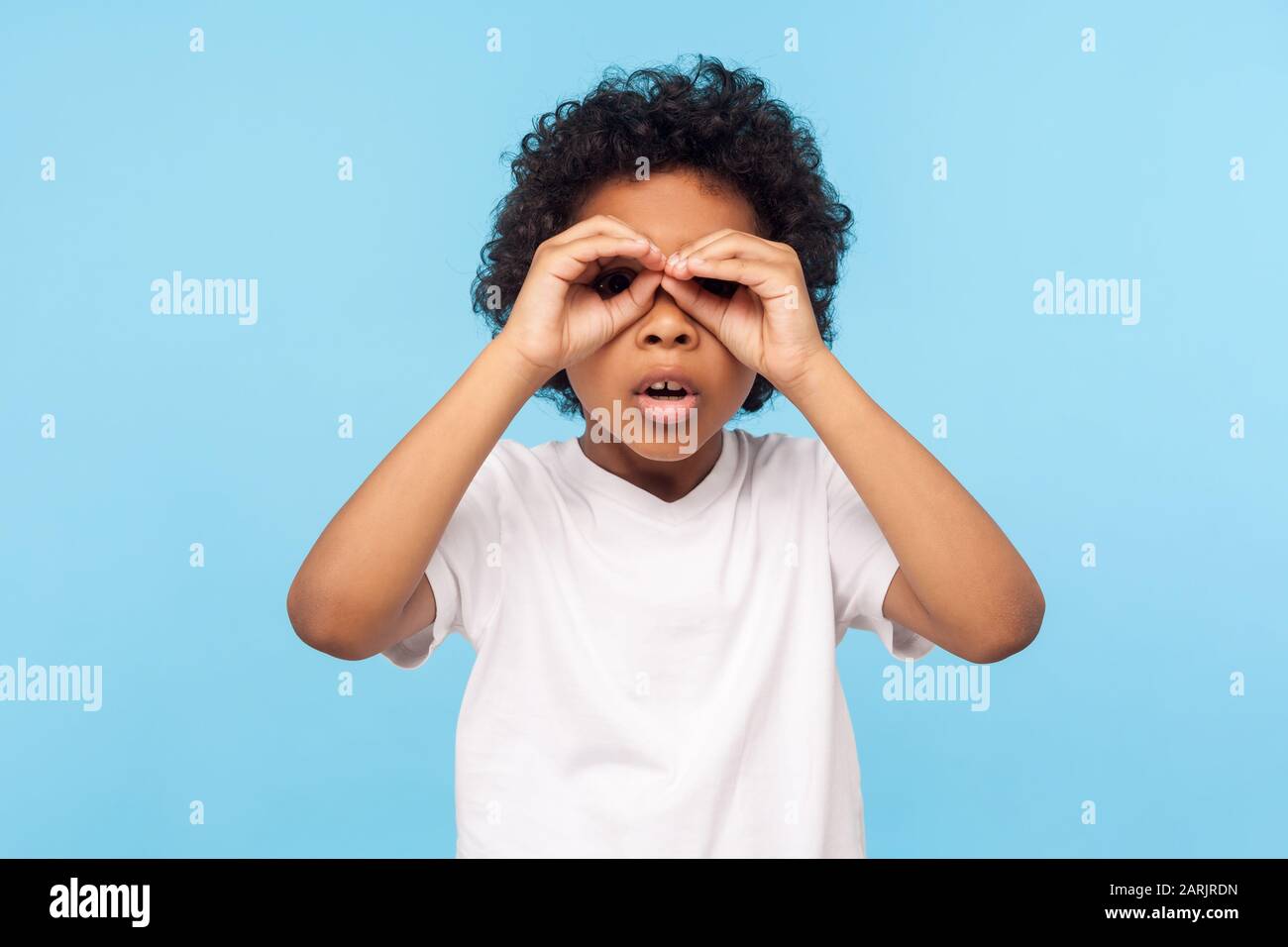 Enfant curieux Banque de photographies et d’images à haute résolution ...