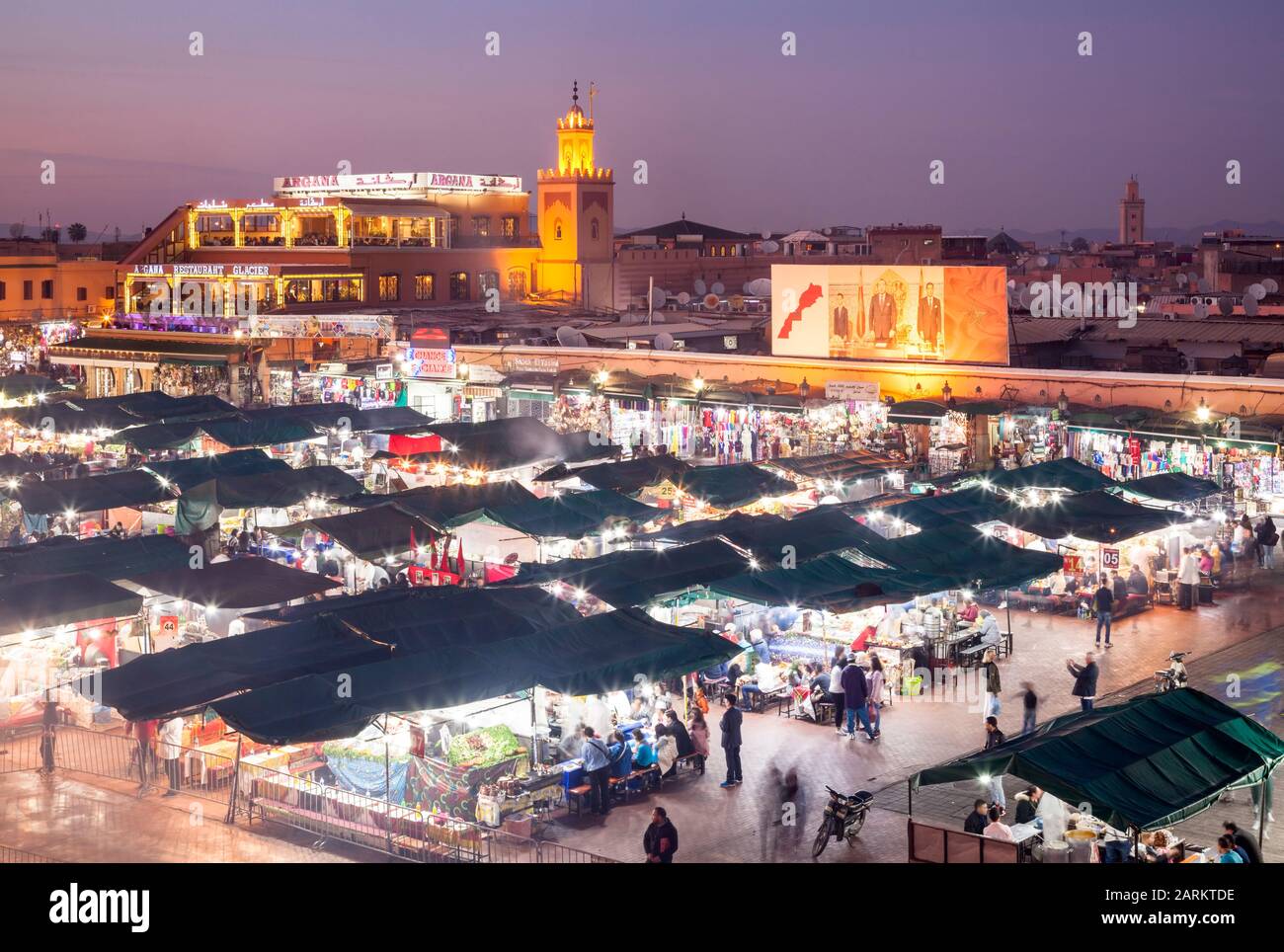 Café Argana et étals couverts de souq dans un Jemaa el-Fnaa animé au ...