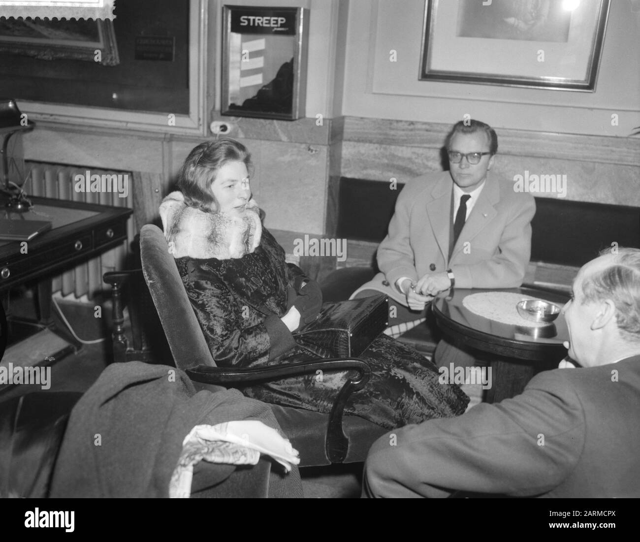 Ingrid Bergman et son mari Lars Schmidt à Amsterdam Date: 1 février ...