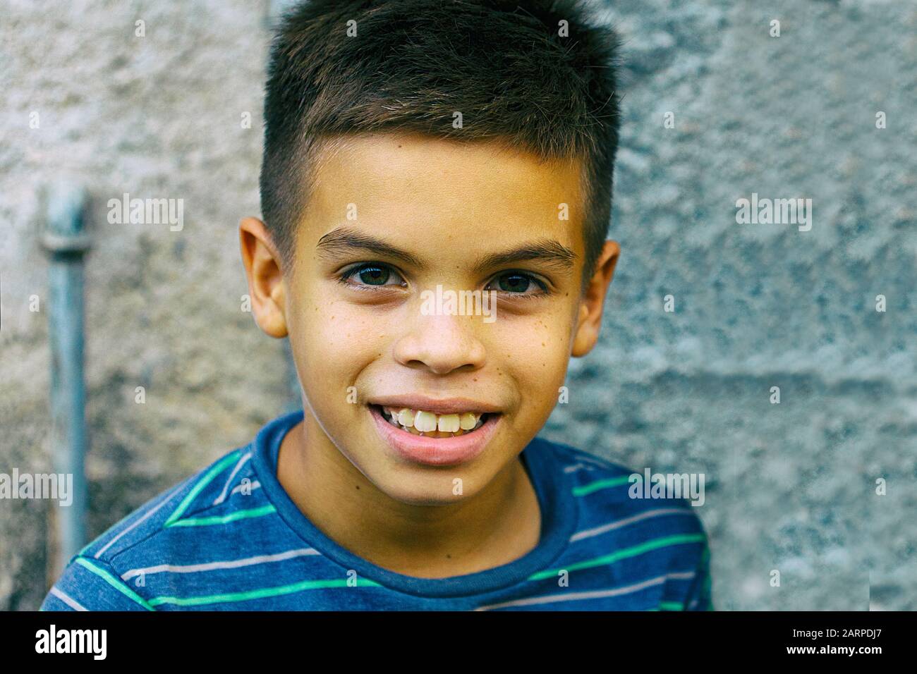 Jeune cubain souriant Banque de photographies et d’images à haute ...