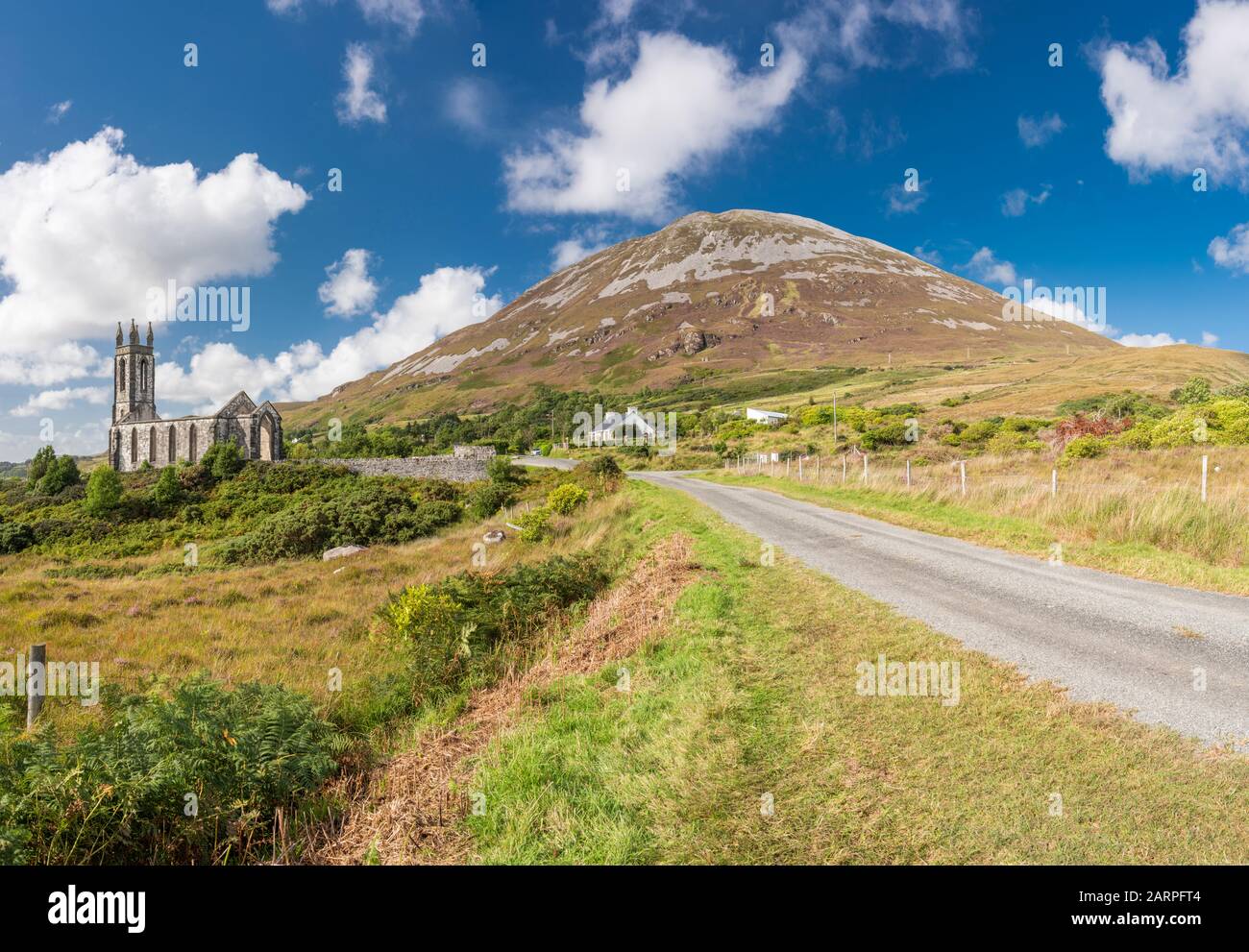 Route de campagne menant à l'emblématique Quartzite Dalradian Mont ...