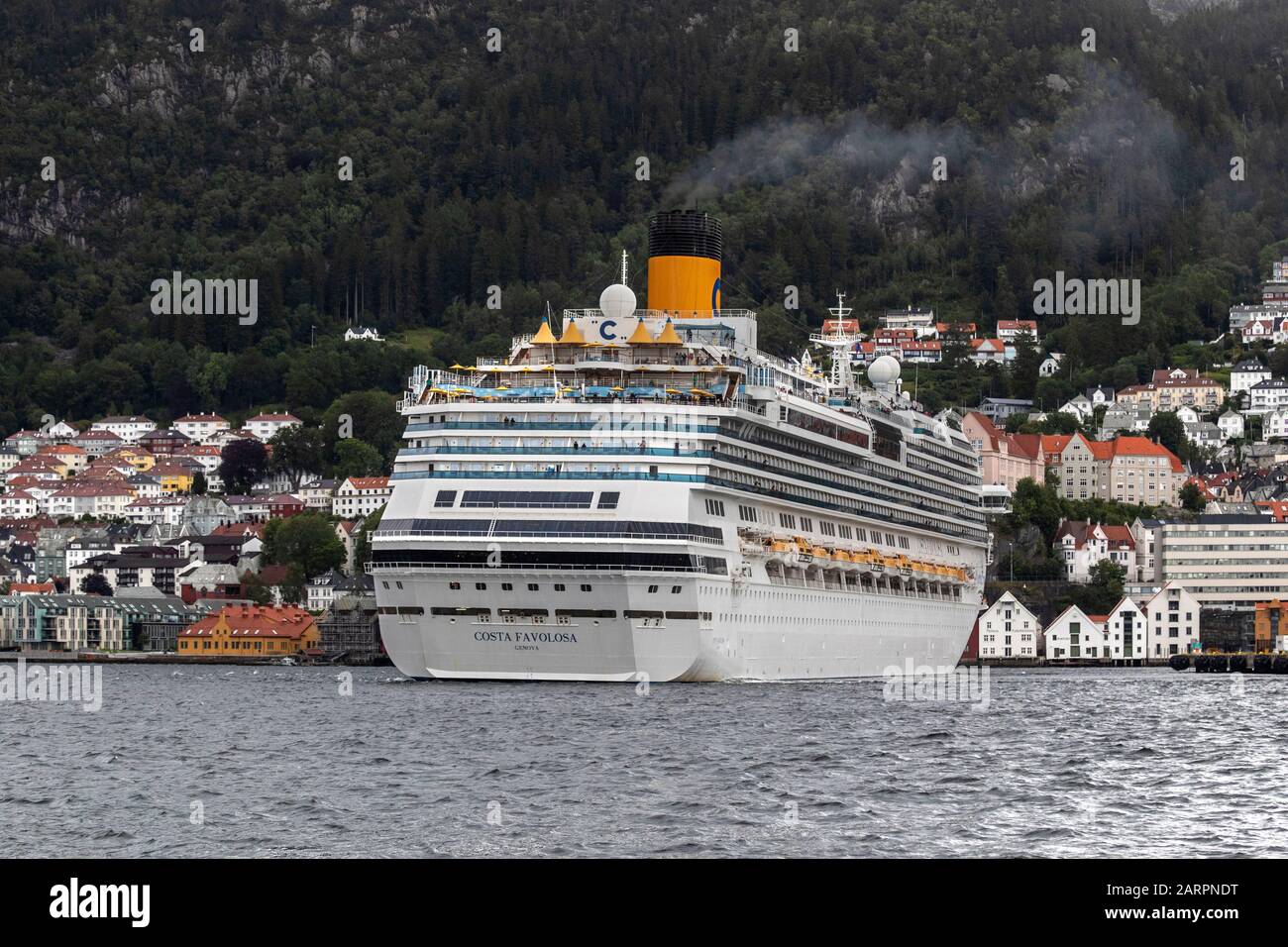 Bateau de croisière italien Costa Favolosa prêt à partir du port de ...
