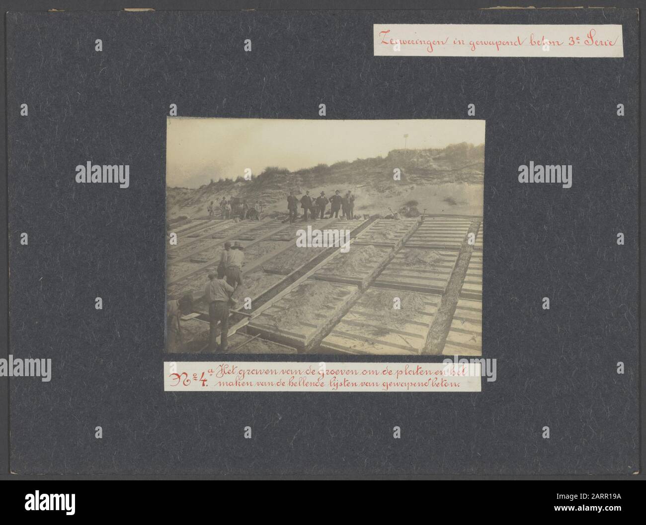 Murs de mer en béton armé Digging les rainures autour des dalles et ...