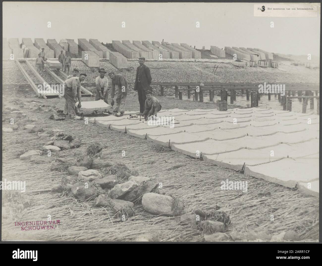 Murs de mer en béton armé montage d'une pièce en zinc de béton Date ...