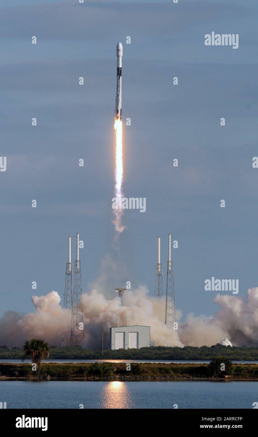 Une Fusée Spacex Falcon 9 Transportant 60 Satellites Starlink Lancée à