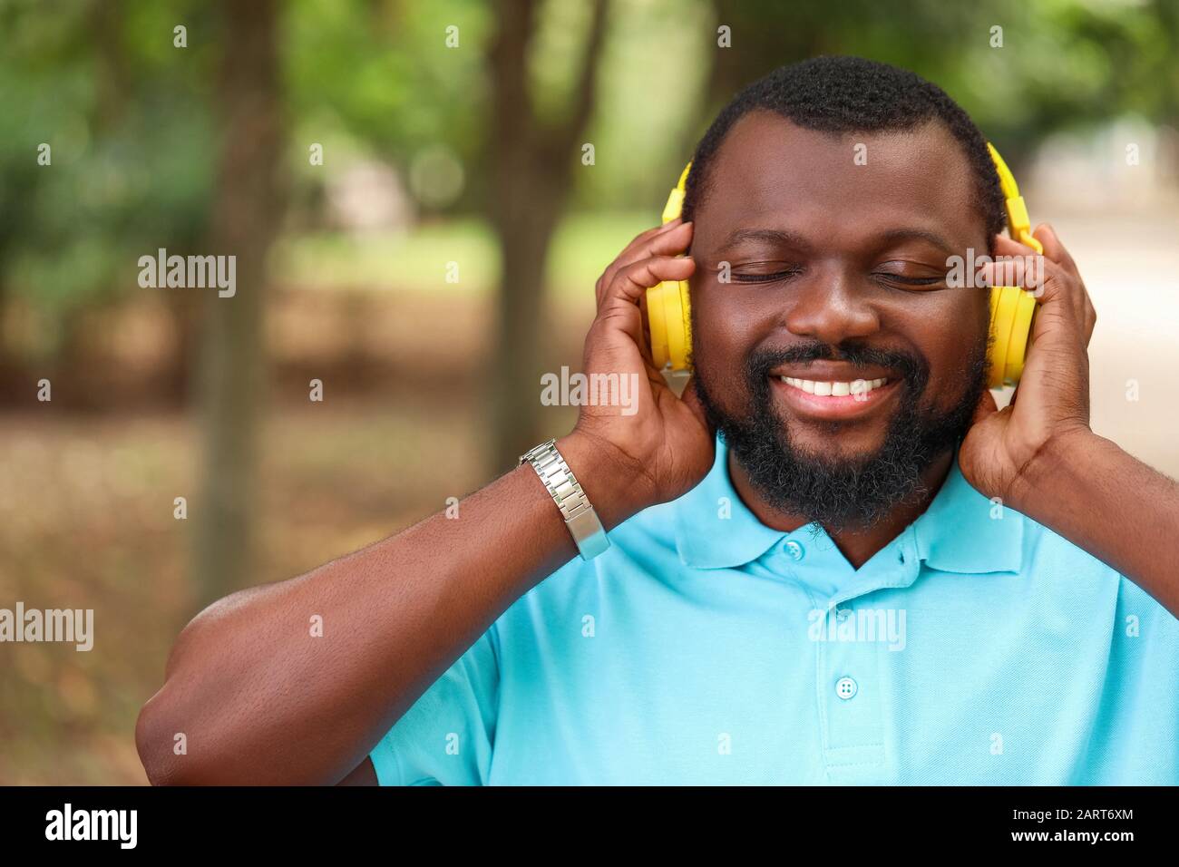 L'homme afro-américain beau écouter de la musique en plein air Photo ...