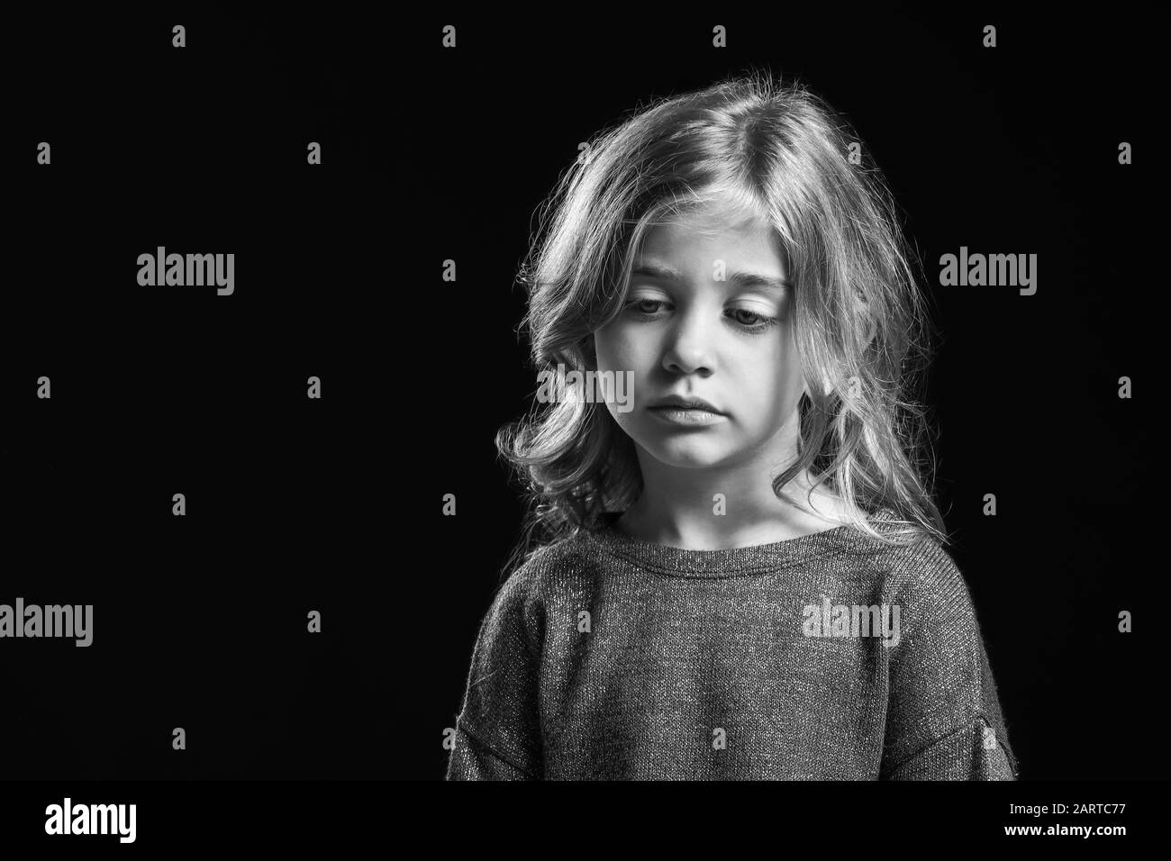 Portrait noir et blanc de la triste petite fille sur fond sombre Photo Stock - Alamy