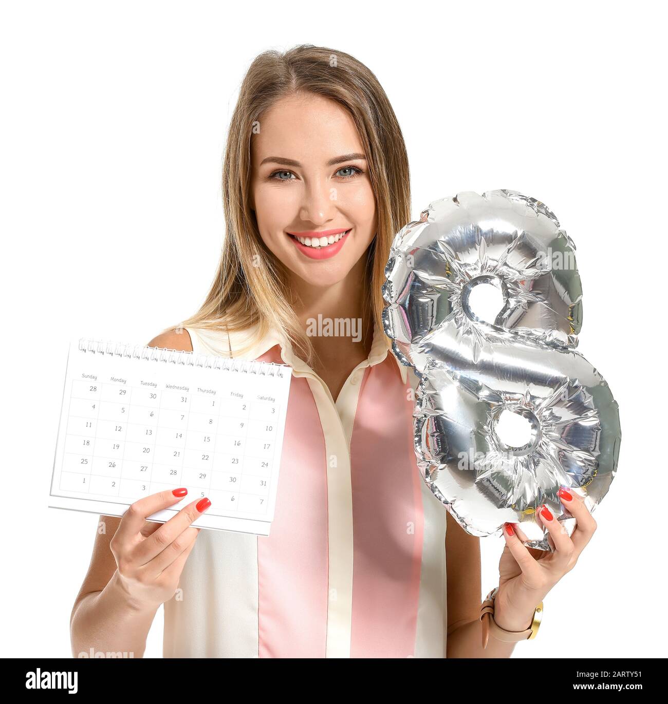 Belle jeune femme avec calendrier et figure 8 sur fond blanc ...