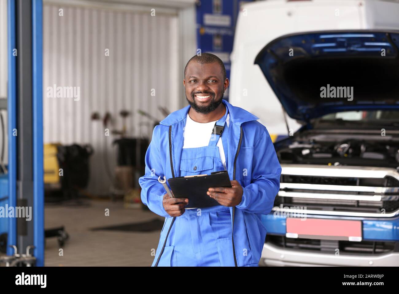 Mécanicien automobile afro Banque de photographies et d’images à haute résolution - Alamy