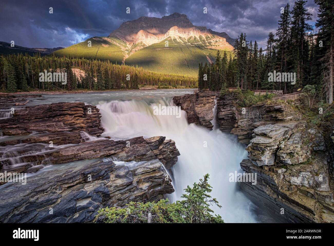 Canada waterfall river mount kerkeslin Banque de photographies et d ...