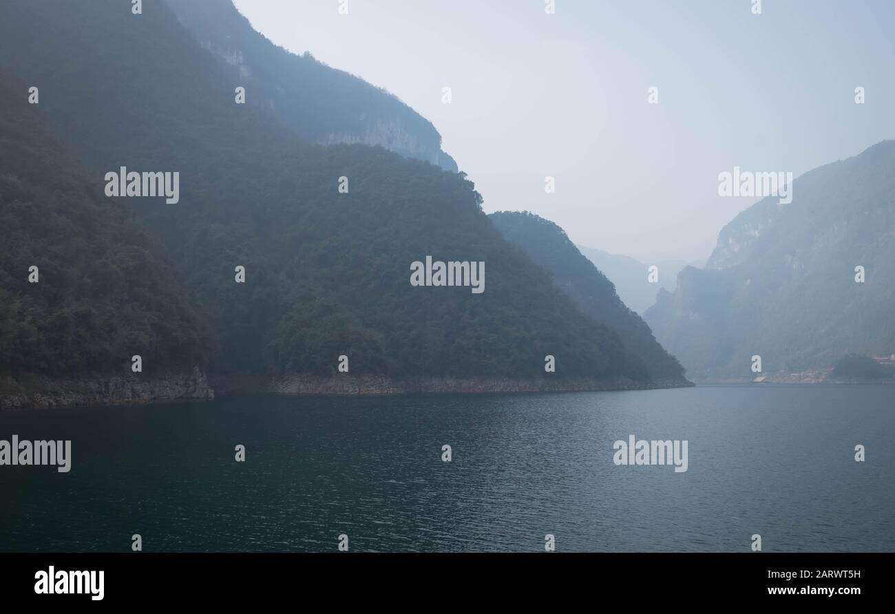 Vue sur le fleuve Yangtze pour le voyageur avec les trois gorges de la ...