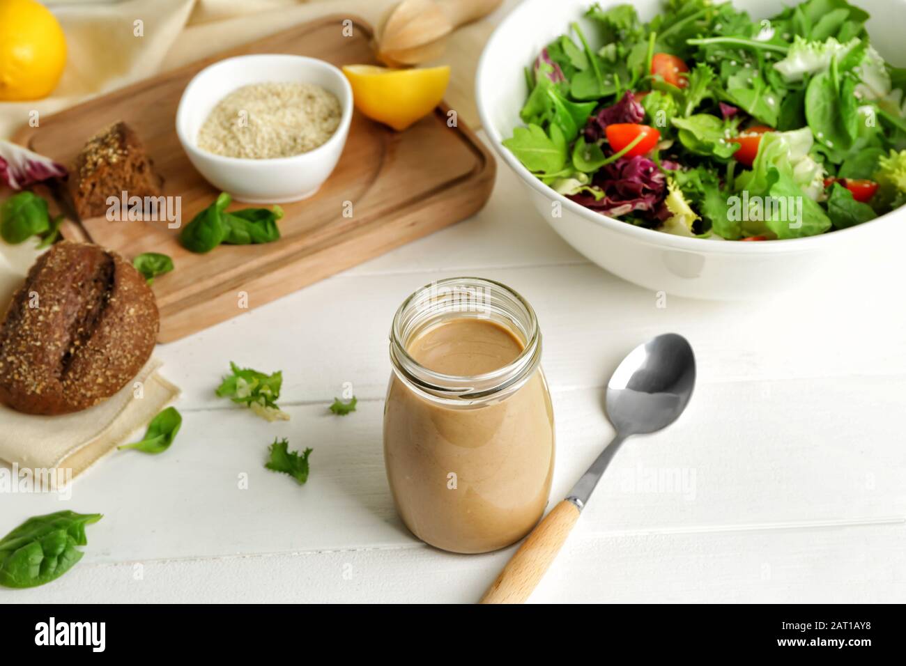 Pot de tahini Banque de photographies et d’images à haute résolution ...