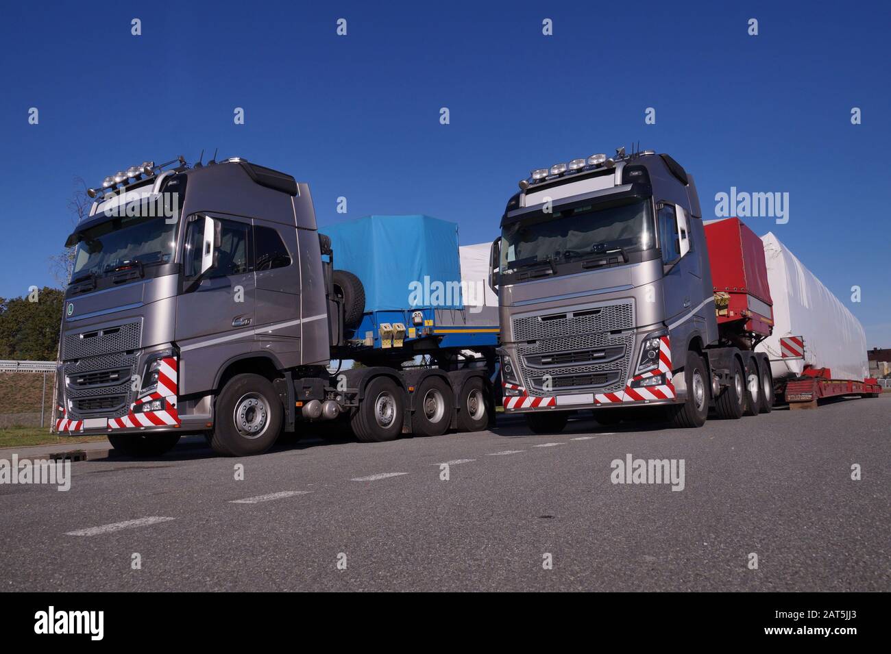 Un deux camions avec semi-remorques spéciaux pour le transport de ...