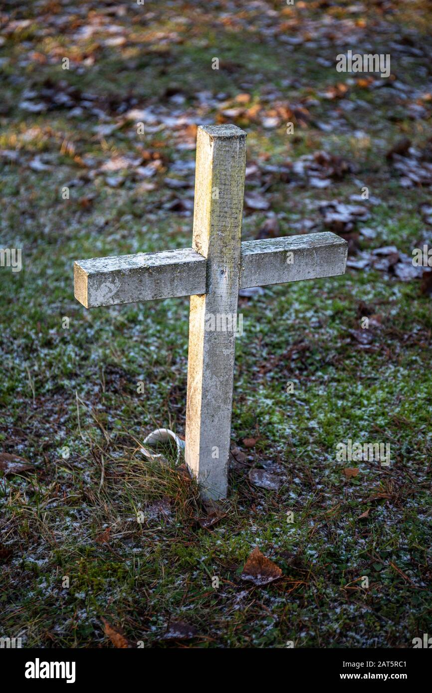 Croix en bois de cimetière Banque de photographies et d’images à haute ...
