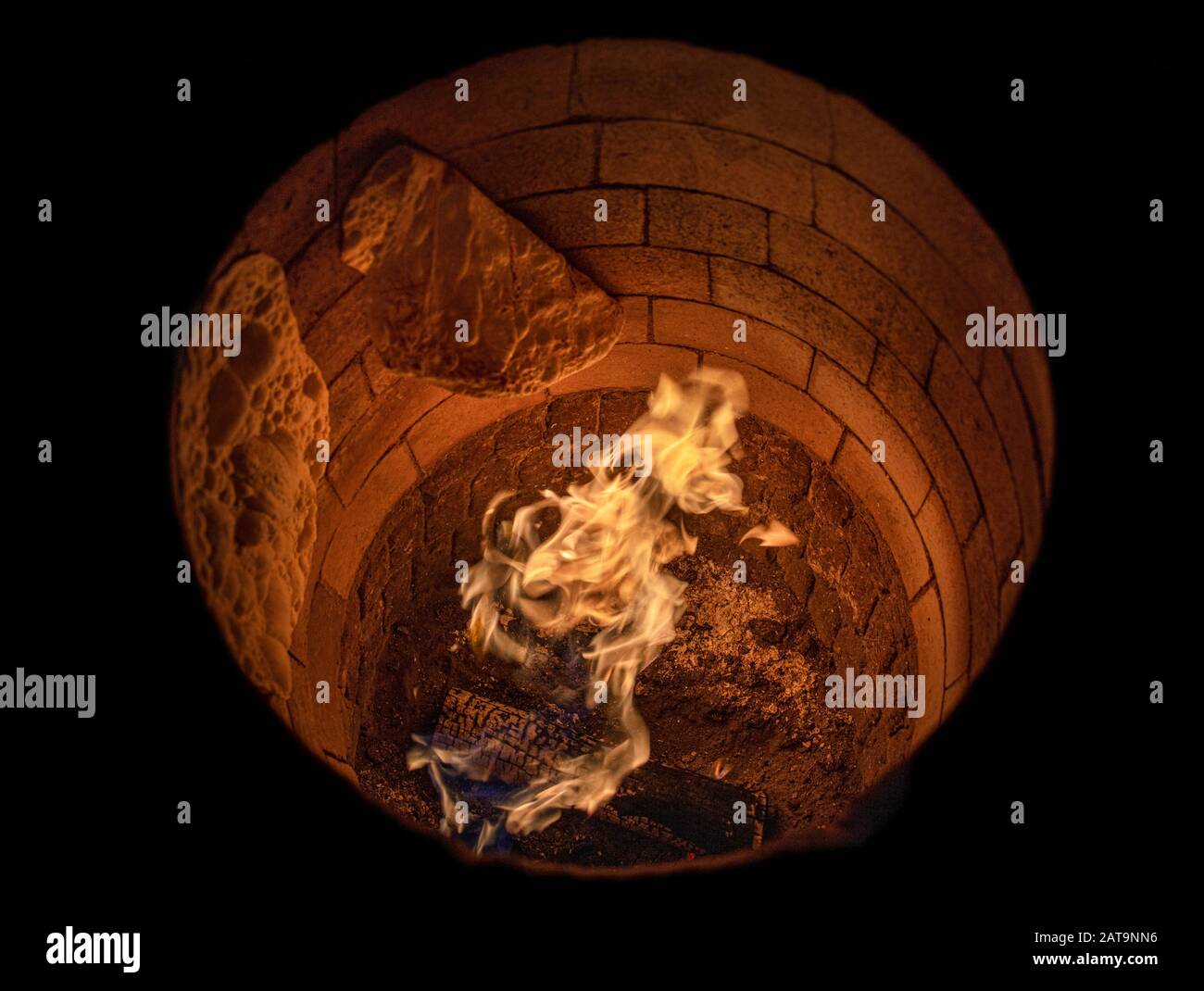 Four traditionnel en briques de pierre au bois turc. Ce four en pierre ...