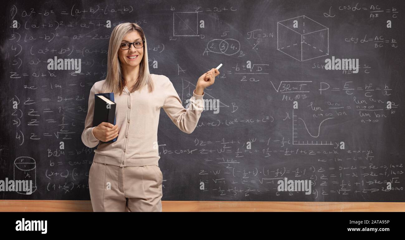 Maitresse devant un tableau de classe Banque de photographies et d ...