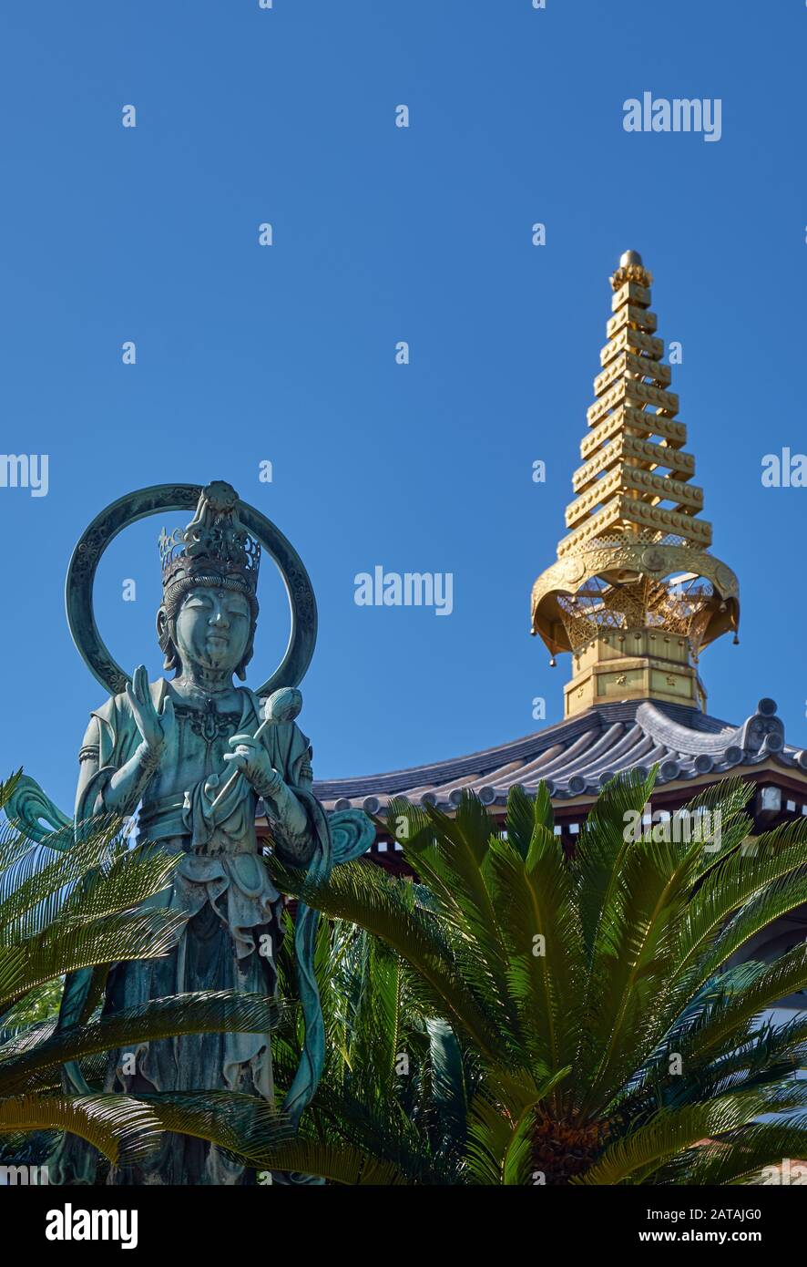 Vue sur la statue de Kannon et la pagode avec toit incurvé avec sorin ...