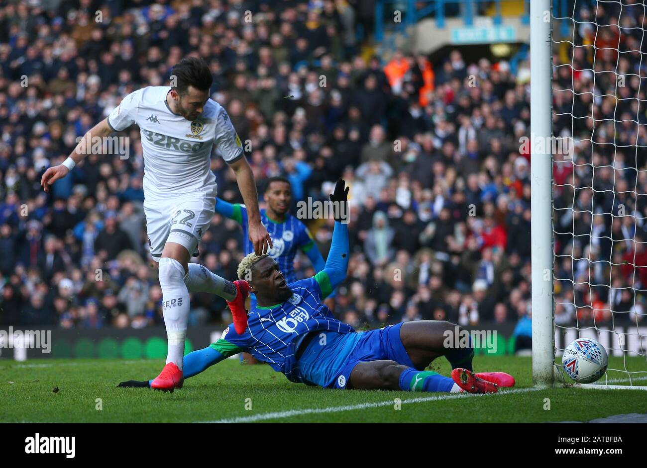 Jack Harrison de Leeds United place un talon arrière large du poste ...