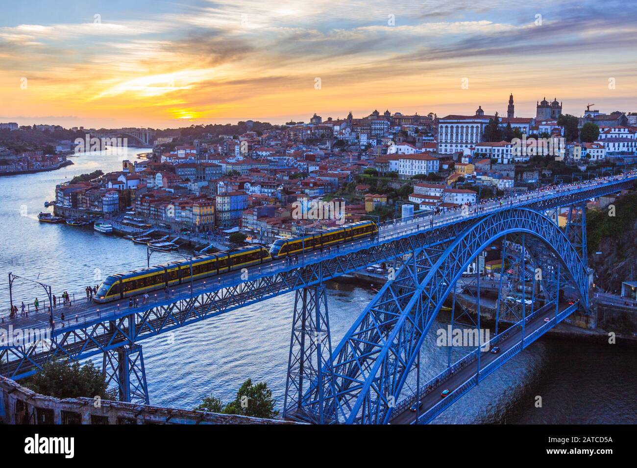 Pont dom luis sur le douro Banque de photographies et d’images à haute ...